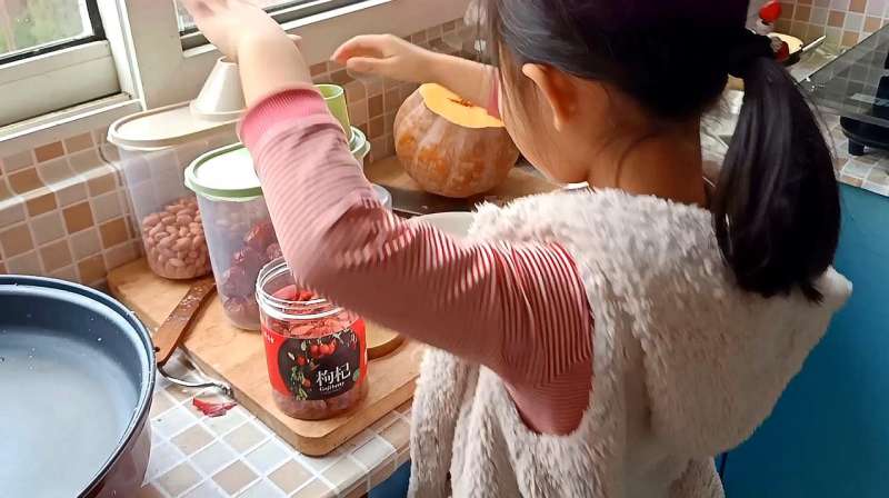 疫情不出门,女儿在家里帮忙做家务,看到准备的午餐心都化了