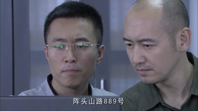 队长得知重要线索,让下属查询车牌号码。