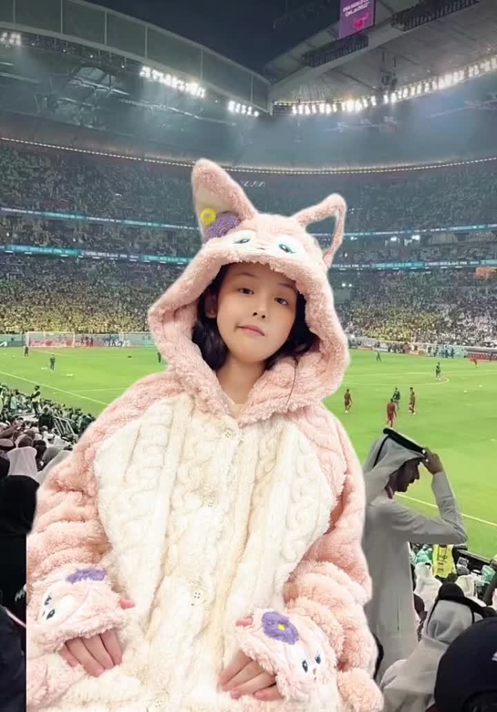 一起看世界杯足球萌娃们的世界杯20W的门票咱买不起