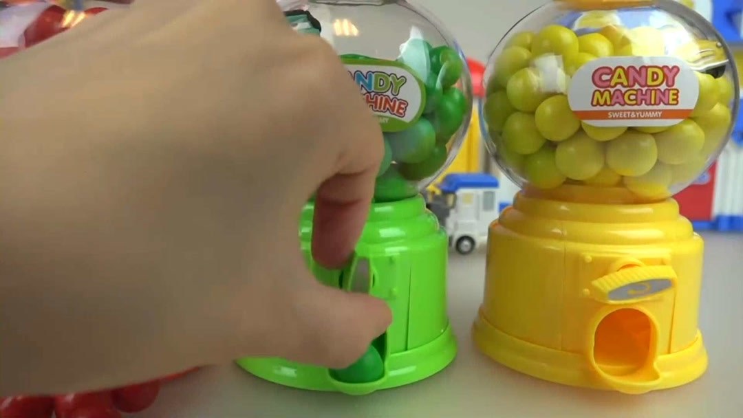 汽车总动员居然有扭蛋机玩具啦