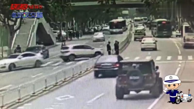 ...近日上午11,在湖北省武汉市汉口黄孝河路上往发展大道方向,一辆...