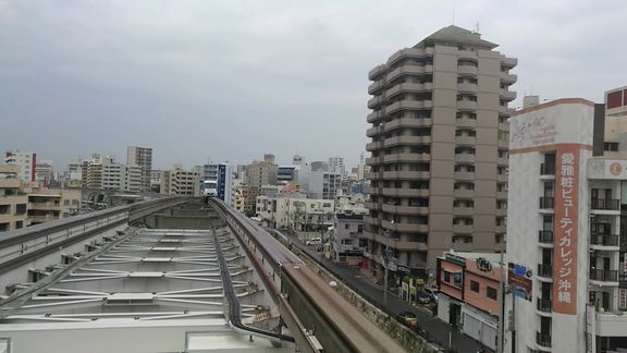 在日本冲绳亲眼看着轻轨电车飞驰而来是一种怎么样的体验?