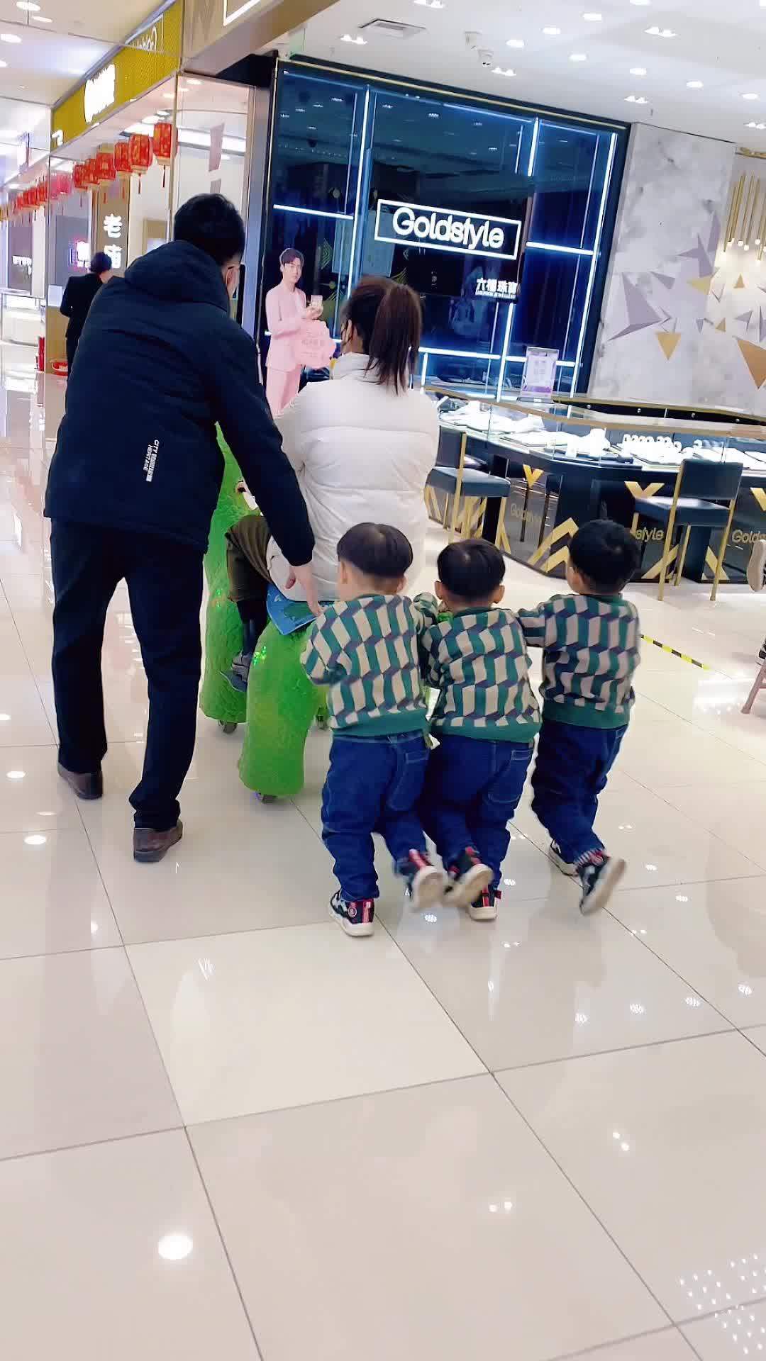 逛商场最拽的人,前后四个保镖周围人的眼光全是羡慕嫉妒恨呐