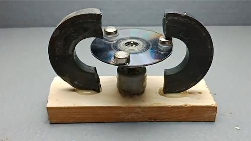 将马达放在两块磁铁中心,结果竟然会持续旋转,网友:永动机?