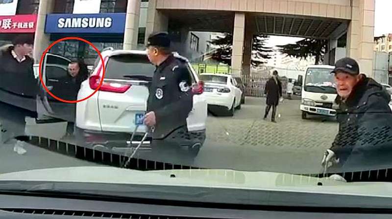 就这技术还是别开车了吧!看大爷给吓的!行车记录仪画面让人无语