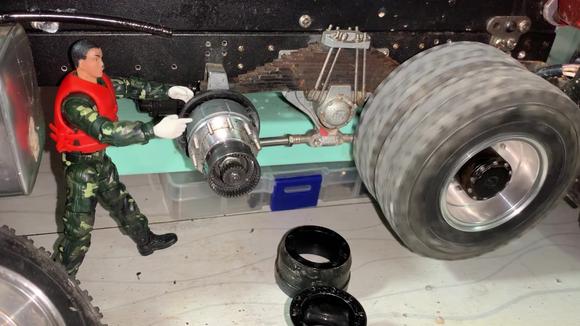 RC模型车 今天请到汽车维修兵人偶过来维修 技术杠杠的