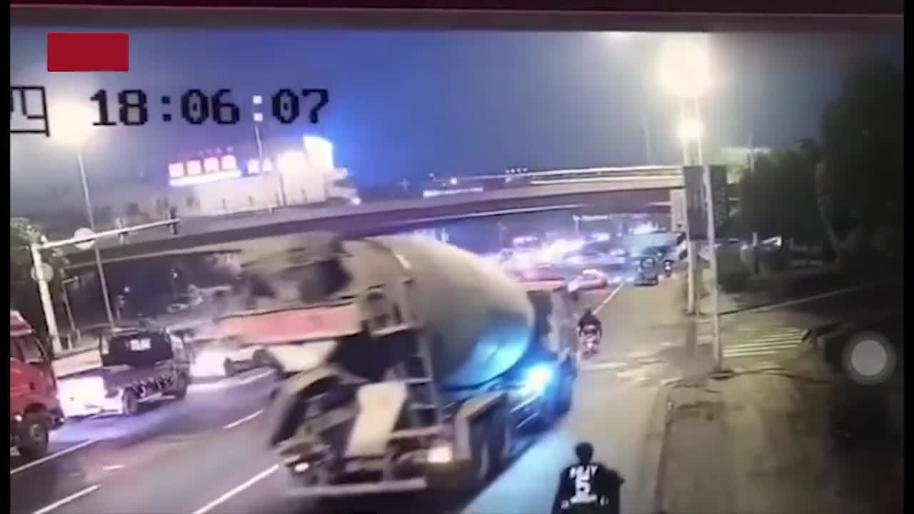 突发!无锡市北环路附近312国道一段高架桥倒塌 桥下3辆小车被压