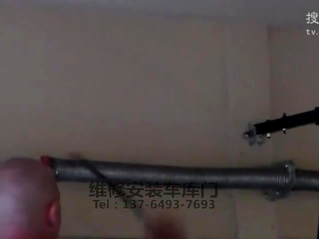 车库门弹簧松了之后如何给车库门扭簧上劲