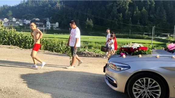 贵州结婚之 细绳拉宝马。