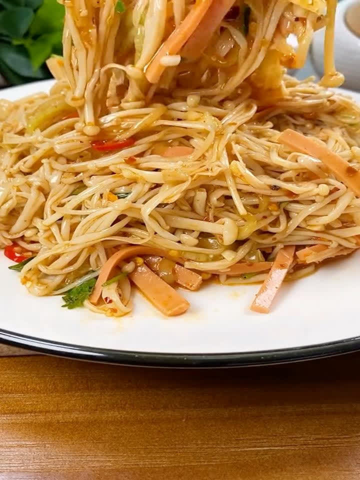 天气越来越热了,来一款非常好吃的凉拌金针菇