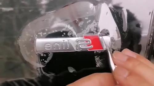 汽修工给汽车贴车膜,要是这样干还划不到车才是高手