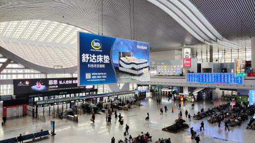 三哥从宁波乘坐动车去宁海,火车站人非常多,车上也是座无虚席