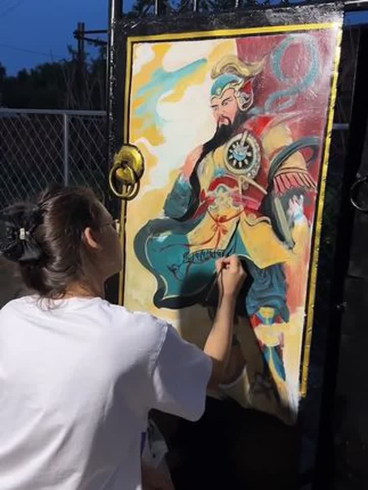 大铁门上作画比我们预计的要难很多 角度太想垂直 掌握不好比例 金属...