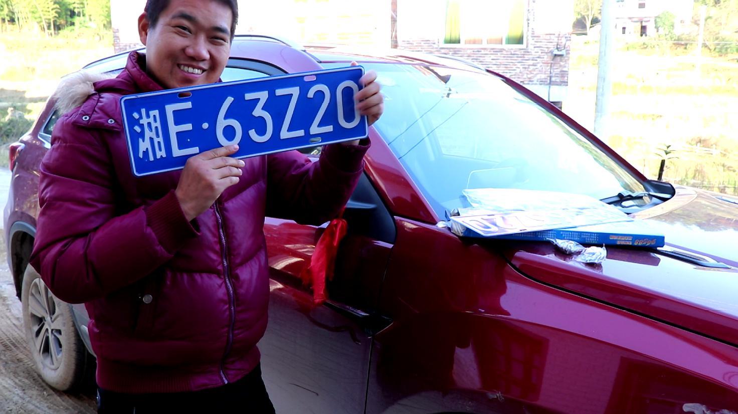 小农乡:小伙给"新车上牌",选了这样的车牌号,你觉得怎么样?