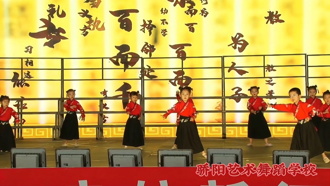 绥滨骄阳舞蹈学校 群舞《小道童》
