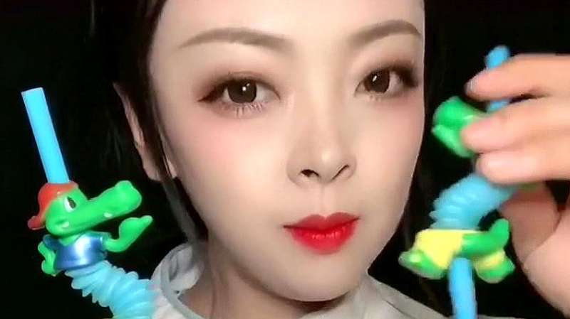 小姐姐喝冰镇儿童饮料,咕咚咕咚的声音太爽了,我向往的生活!