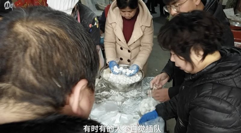 火了40年!市民冒雪排队4小时买元宵,店家写号码防插队