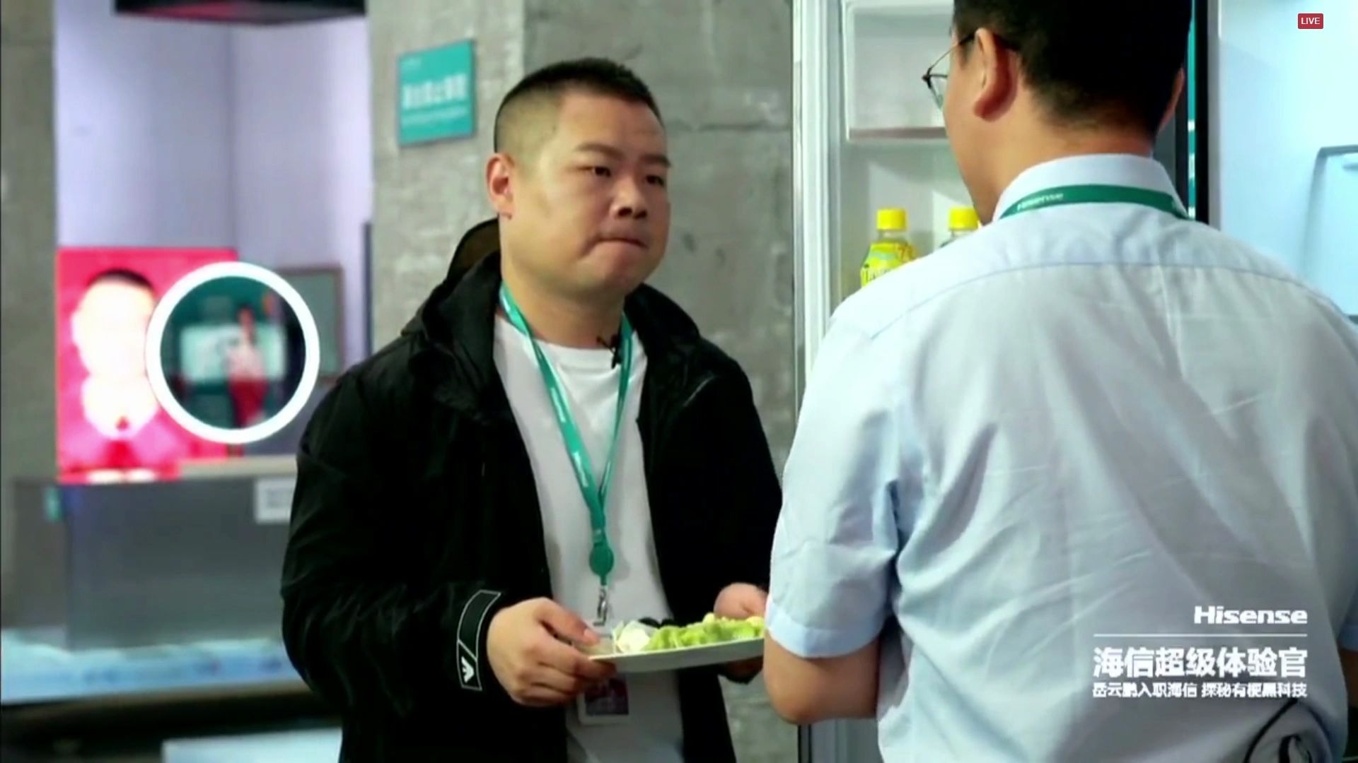 岳云鹏体验海信食材管理冰箱,在真空头等舱中取出青岛特色鱼水饺