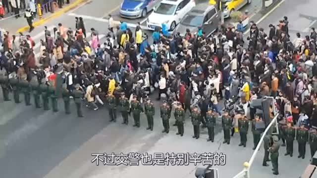 各国的交通指挥动作是什么样?美国跳舞 日本耍猴 印度最搞笑!