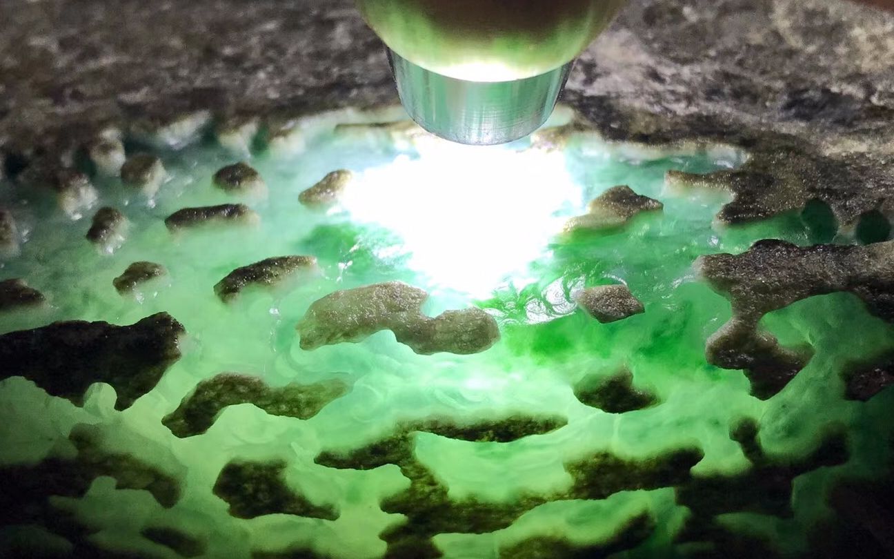 小万数都没人看好的翡翠,自己只好开窗了,是惊喜还是失望?