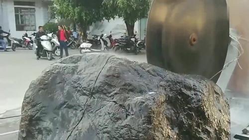 云南大事件,当街开切7吨翡翠原石,这操作现场真是太壮观了!