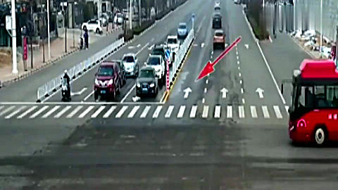 “诡异”的车祸?同一天两次车祸还祸一模一样,如果不是监控谁会相信...