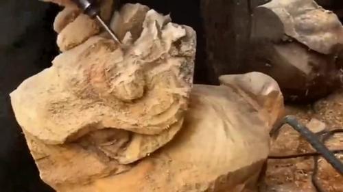木雕技术真是强大,如此完美的手法,做出了很棒的木雕作品