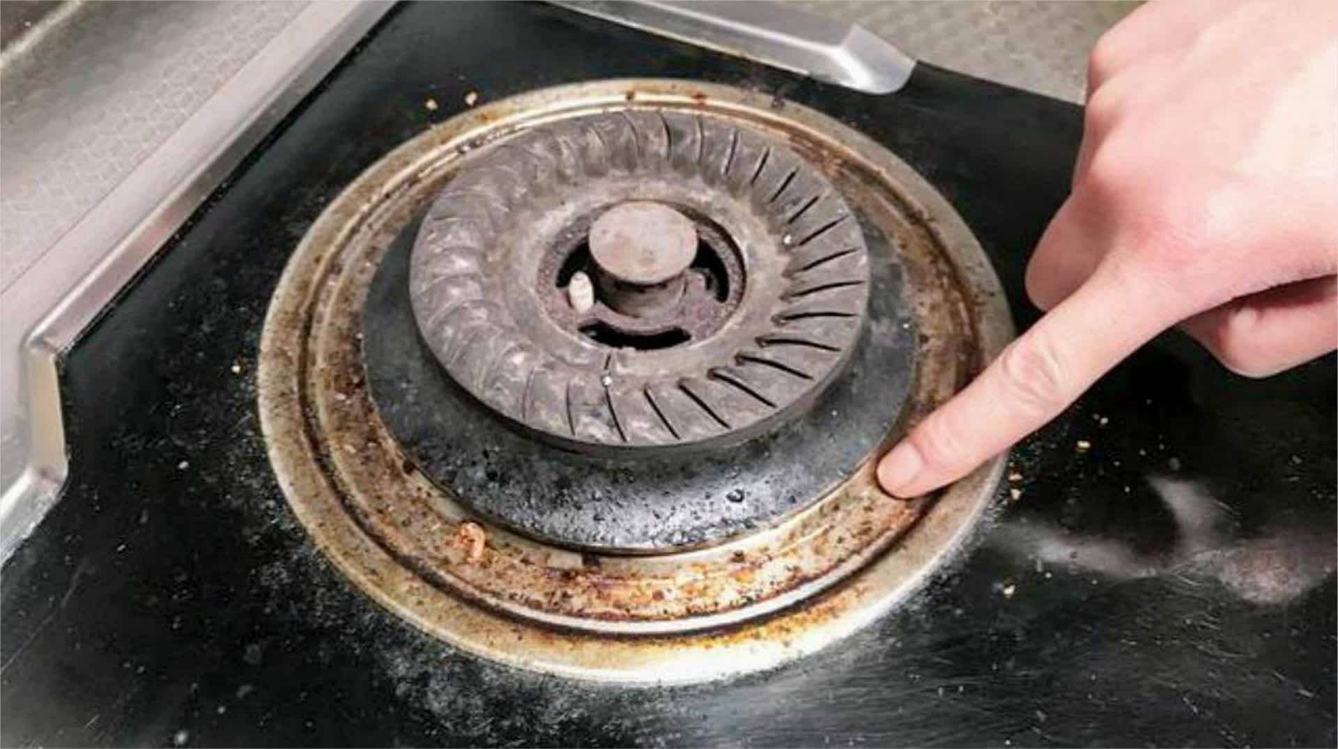 灶台油污太脏难清洁?油污处倒一点,轻轻一擦就干净,.