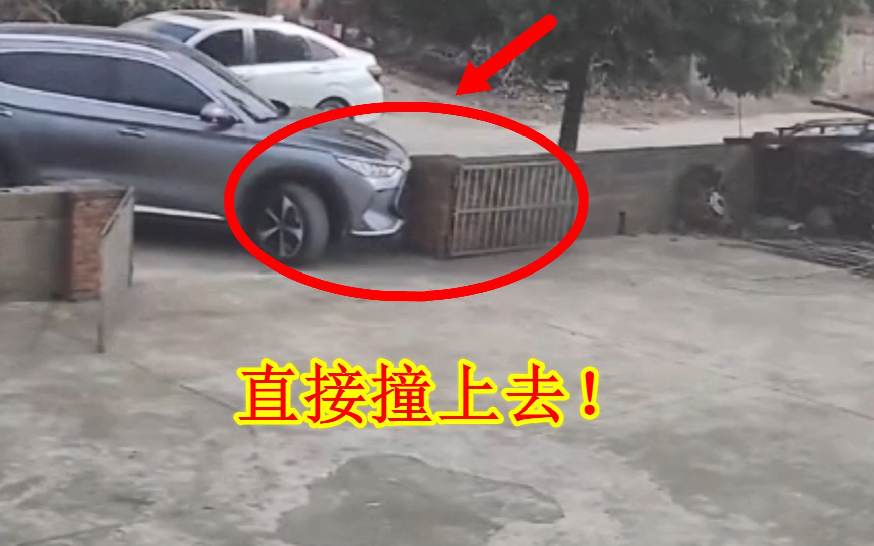 女司机开车进大门被刮4次!窄路直角转弯到底有多难?