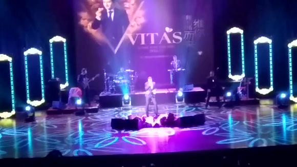 Vitas(维塔斯)口技演唱+模仿电吉他,表演的太精彩,令人羡慕