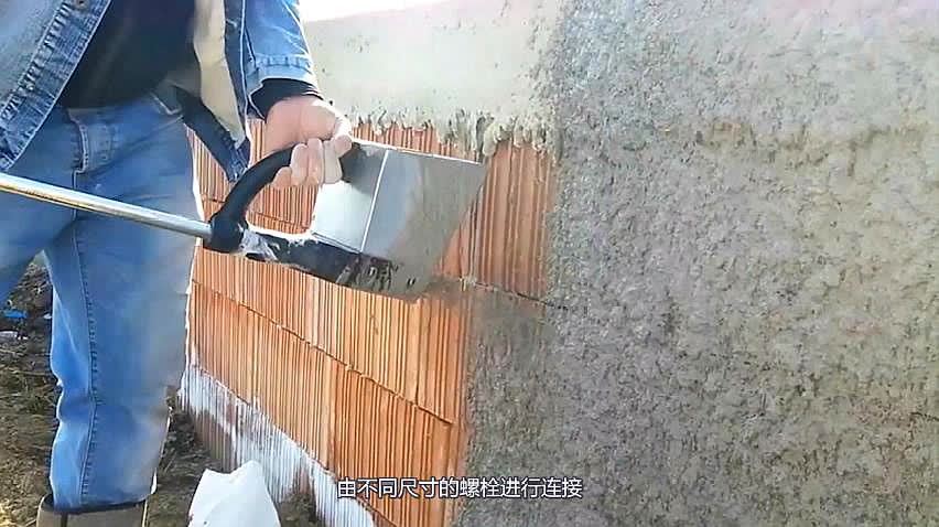 国外大叔发明砂浆喷雾器,工人们都爱不释手,知道是什么原理吗?