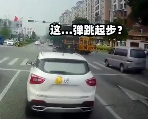 红绿灯面前的神操作,新手司机起步,像不像刚拿驾照的你?