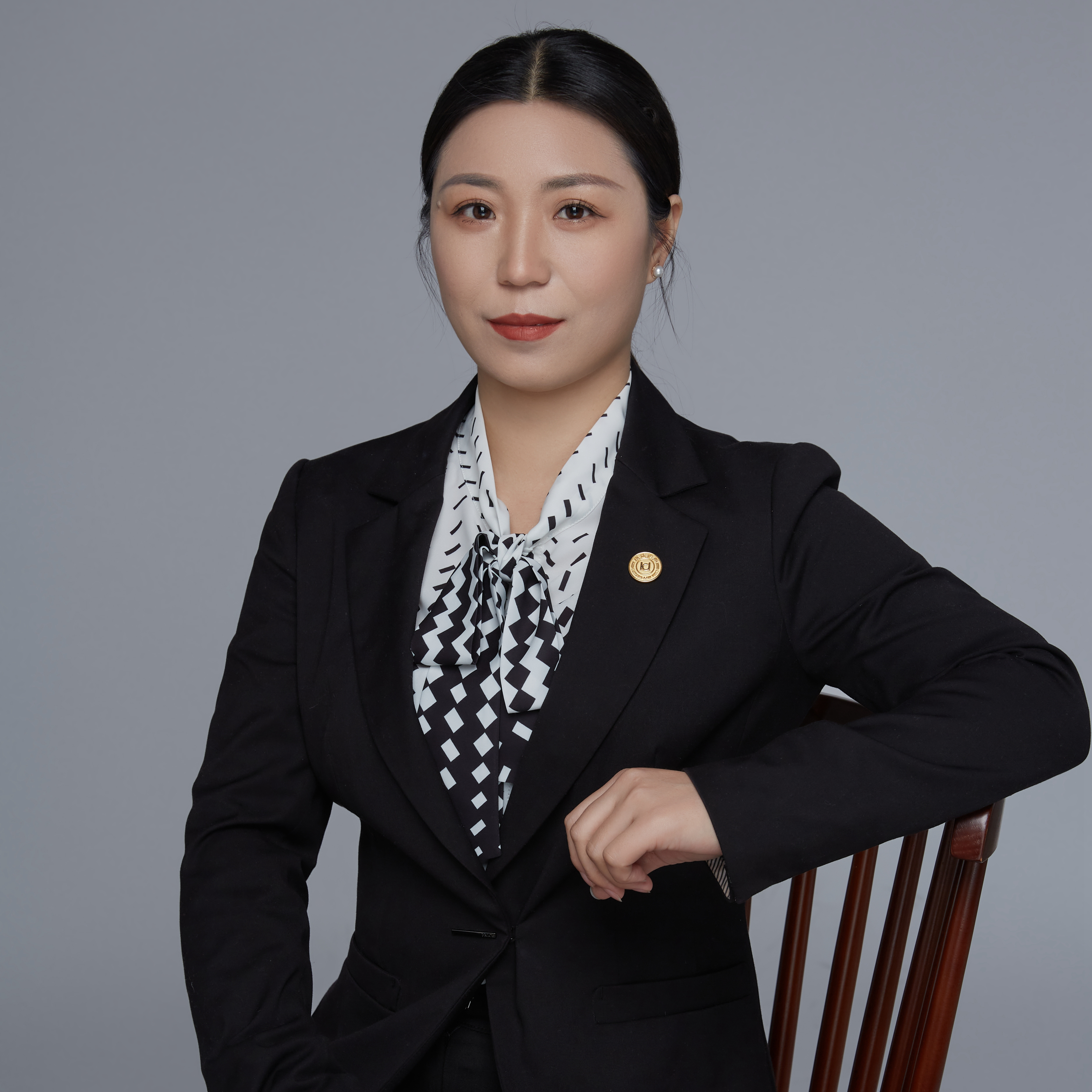 律师何妍 