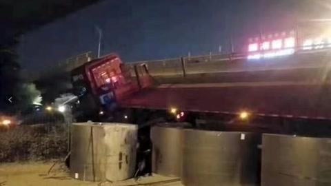 无锡一高架桥发生桥面侧翻 致3死2伤