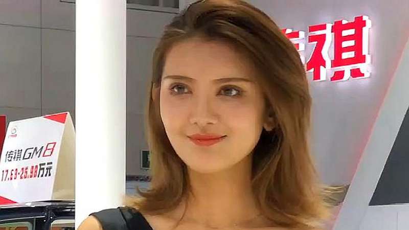 上海车展上的美女车模,面带职业的微笑实在太迷人了