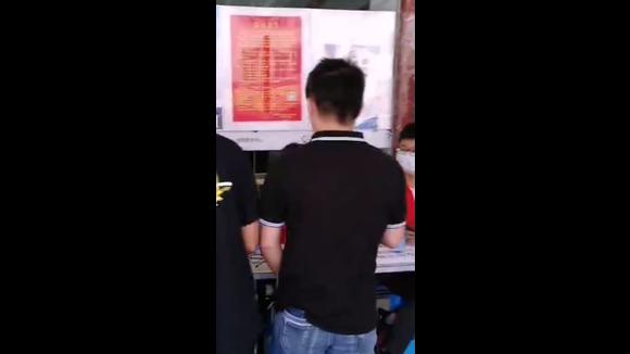 早上到中午十一点半还这么多人排队,他们是做什么生意!