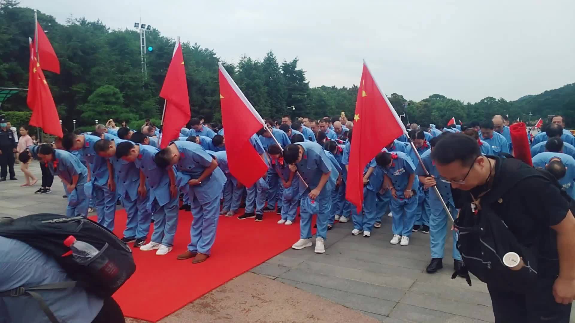 天劲制药管理有方,基层医生培训学员向毛主席敬献花篮,文明有序