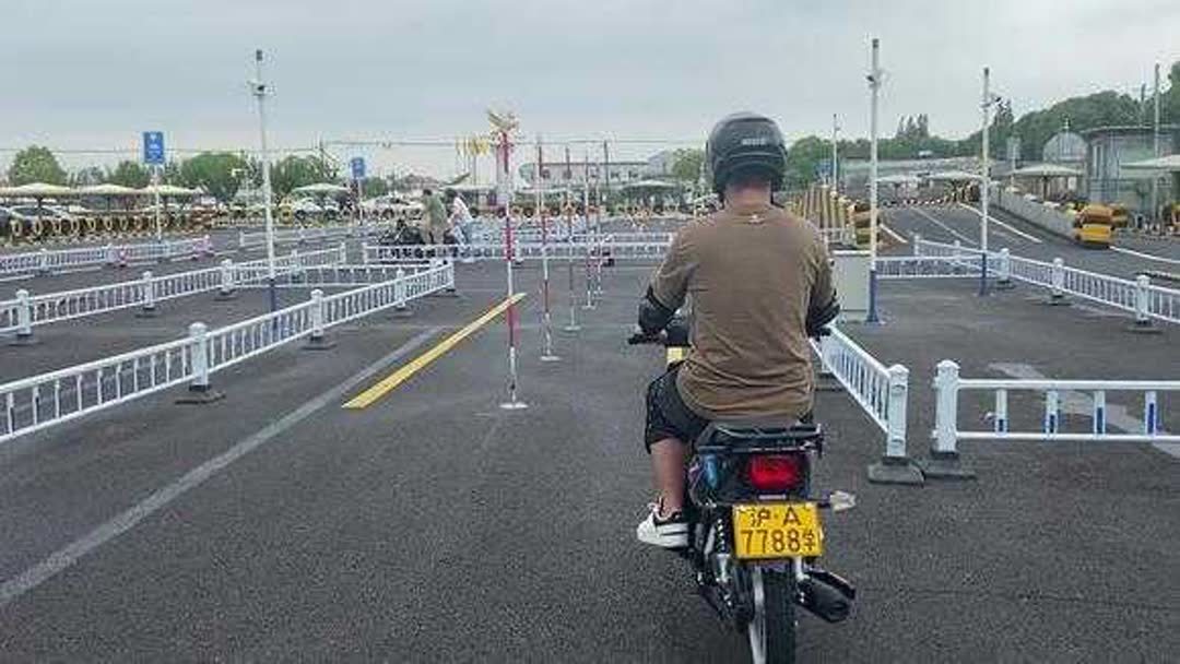 摩托车E证模拟现场演示,你可以挑战下全程下来需要多少时间!