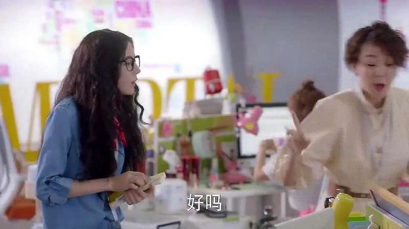 女孩送文件却被误认为实习生,女孩忙得不可开交!