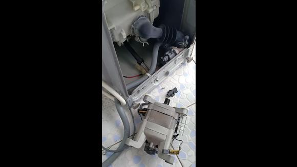 美的滚筒洗衣机出现CFF7,原来是这里的故障。