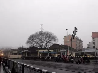 K162次列车驶过中和桥道口