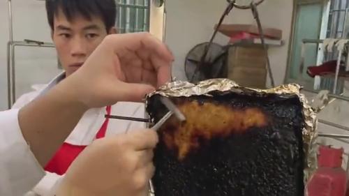 来酒店上班第一天就出现了失误,烤肉糊成这样,也不知道我的刮胡刀能...