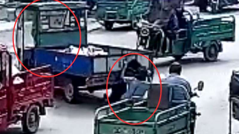 诡异!安徽一无人驾驶电动三轮车 突然自动倒车将老人碾压到车底