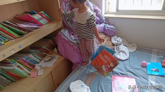 #咱家真有矿# 一岁多的小孩天天找书看[我想静静][我想静静][我想静静]