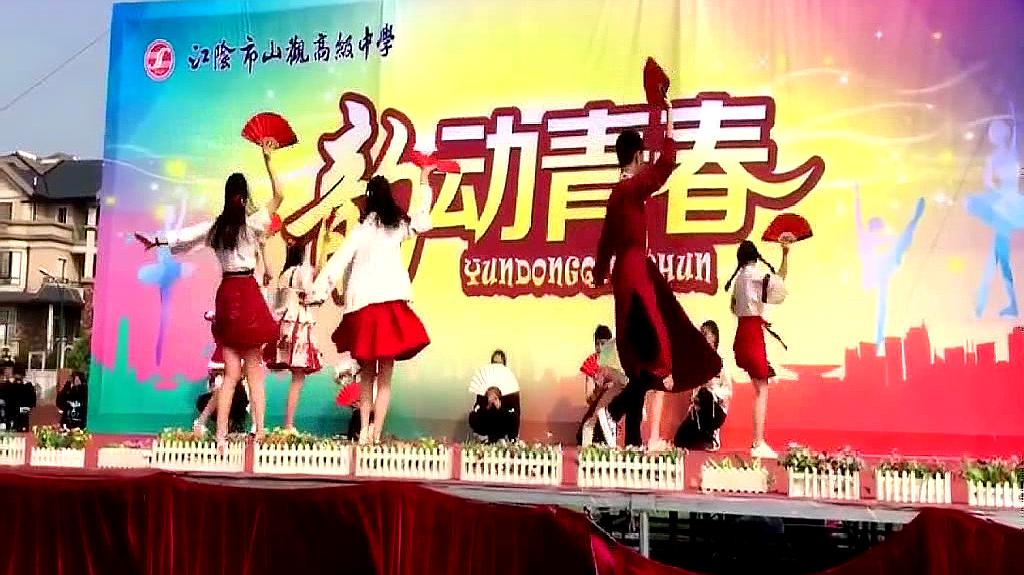 学校运动会上,小姐姐们穿汉服跳《寄明月》,表白小姐姐!