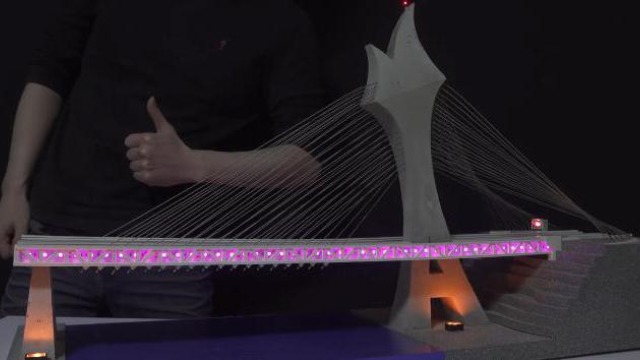 动手能力满分的外国小哥,自画图纸制作大桥模型,十分新奇