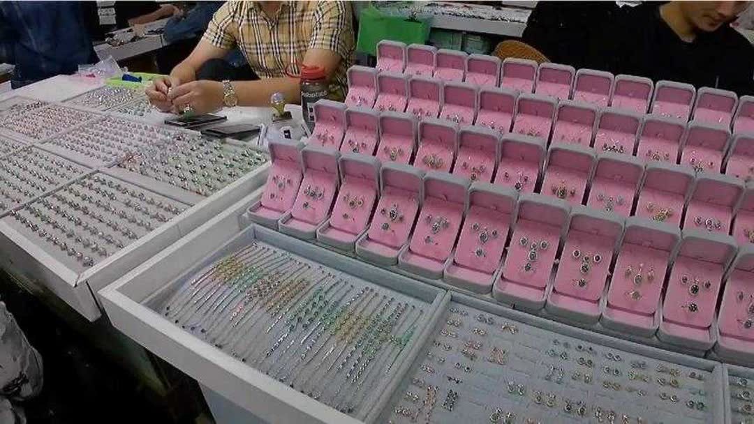 云南瑞丽翡翠玉城,一件20元,翡翠直播原来都是群众演员?