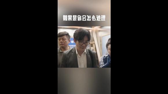 邻居的狗在电梯里尿尿还咬人