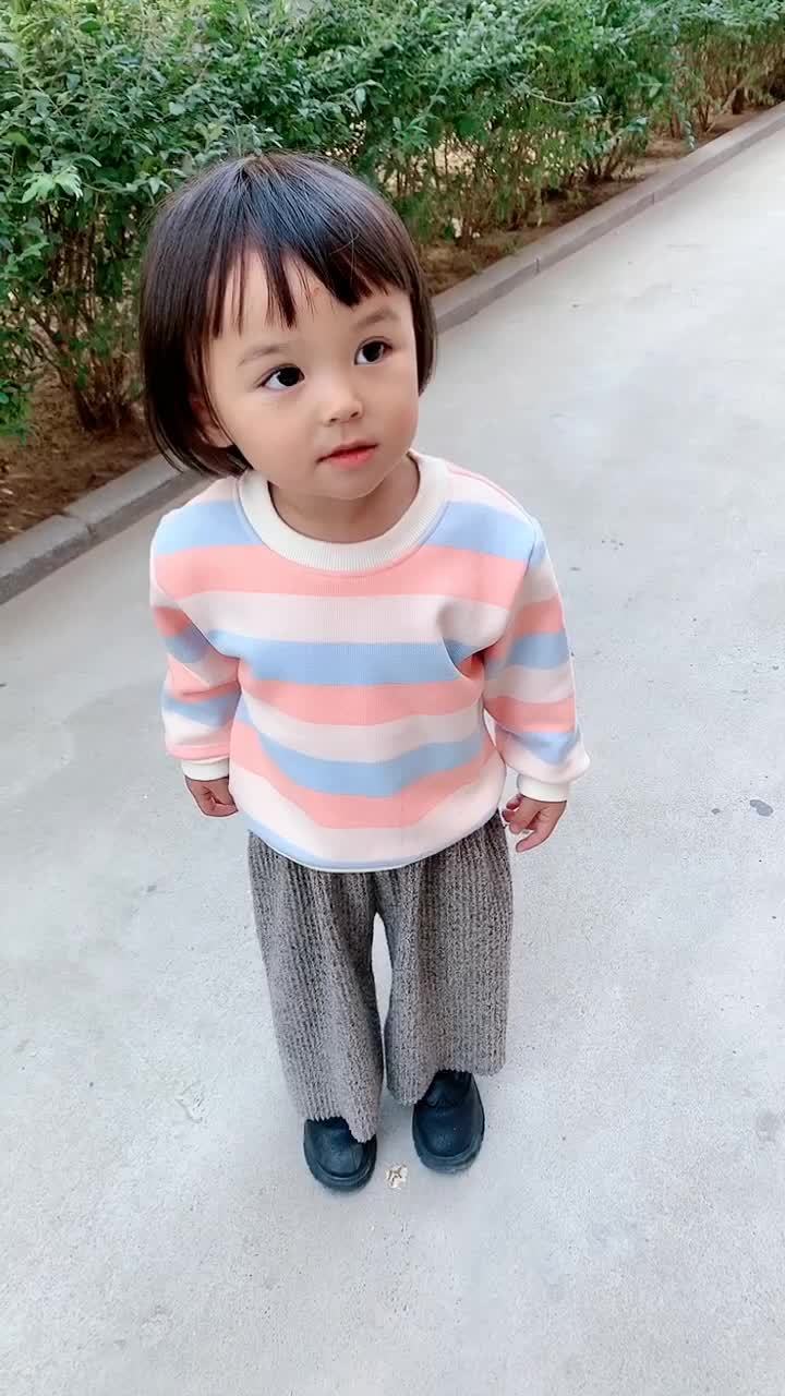 我婆婆妈太有意思了,还在穿短袖的季节就给孩子屯加绒的衣服了,还是...