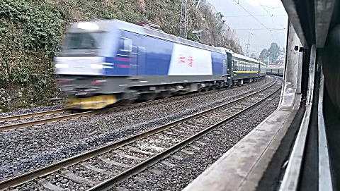 (成昆铁路)HXD3C型电力机车牵引K145次列车珍溪站三道通过(5619次...